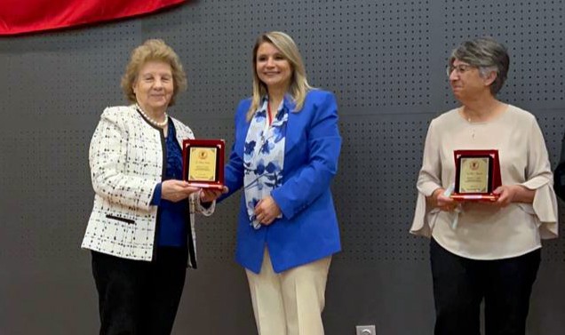 Meslekte 40.yılını dolduran Dr. Hasibe Çapkın’a onur plaketi - Turgutlu ...