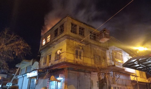 Tarihi çarşıdaki iş yerinde çıkan yangın hasara neden oldu - Turgutlu Yankı