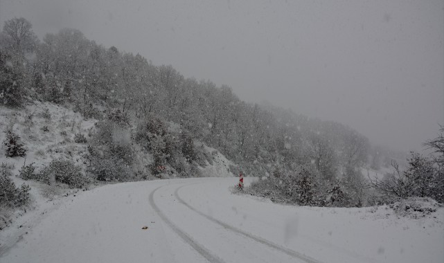 Manisa ve İzmir'in yüksek kesimlerine kar yağdı - Turgutlu Yankı